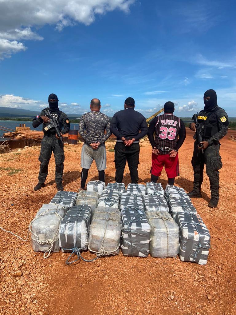 Atrapan Tres A Bordo De Lancha Con 414 Paquetes Presumiblemente Cocaína