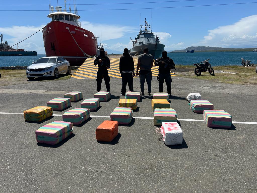 Asestan Otro Golpe Al Narcotráfico Y Aseguran Lancha Con 565 Paquetes