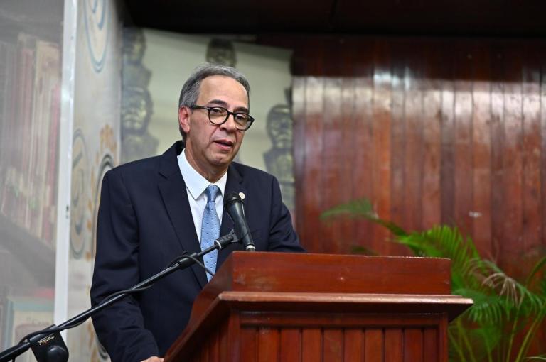 El poeta y ensayista José Mármol analiza los desafíos de la identidad ...